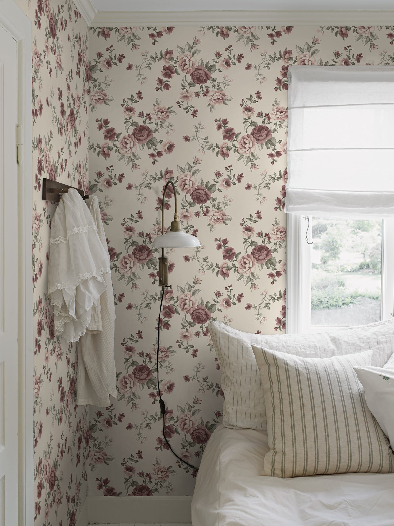 Nomi white floral wallpaper – Newbie