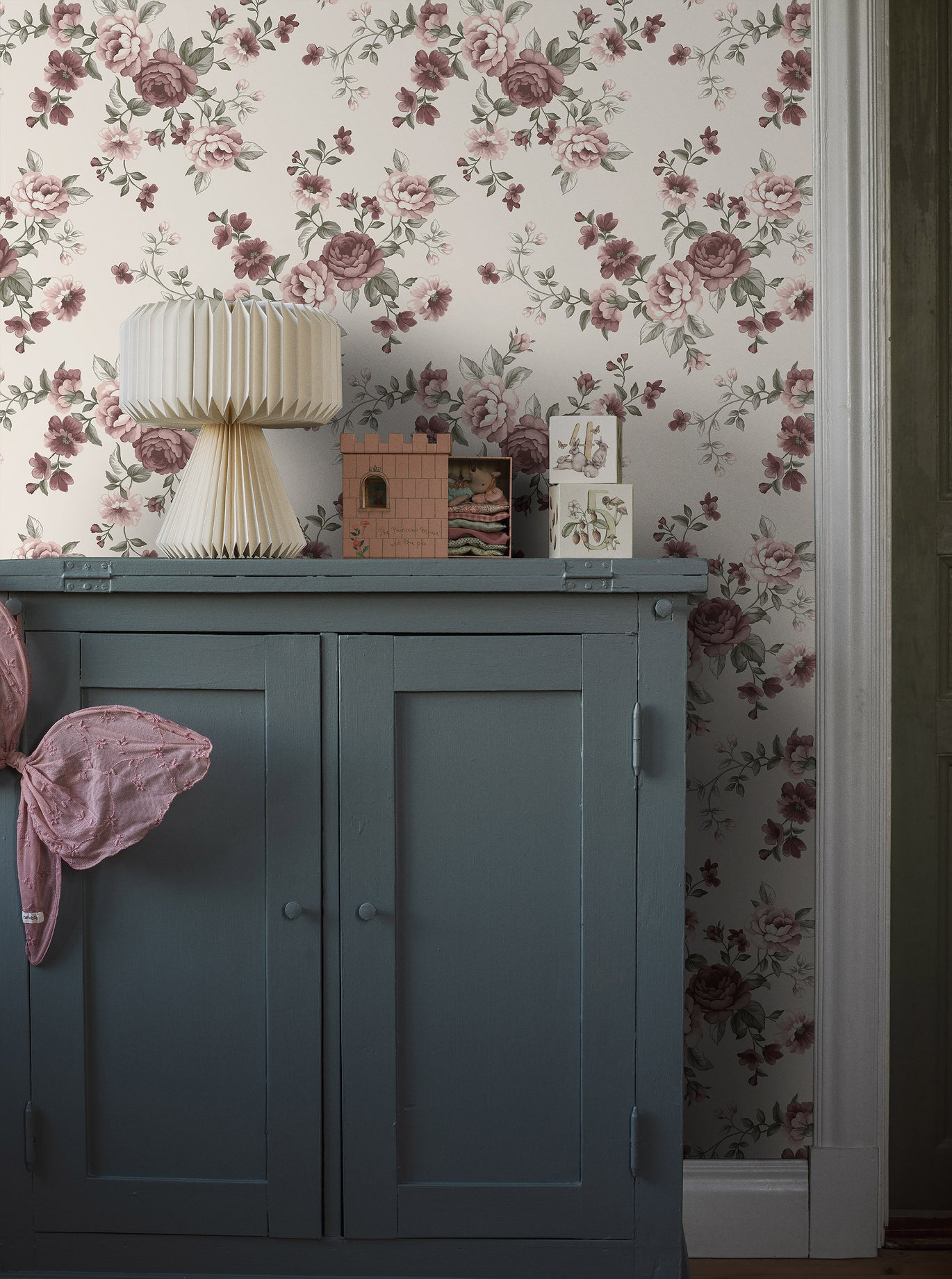 Nomi white floral wallpaper – Newbie