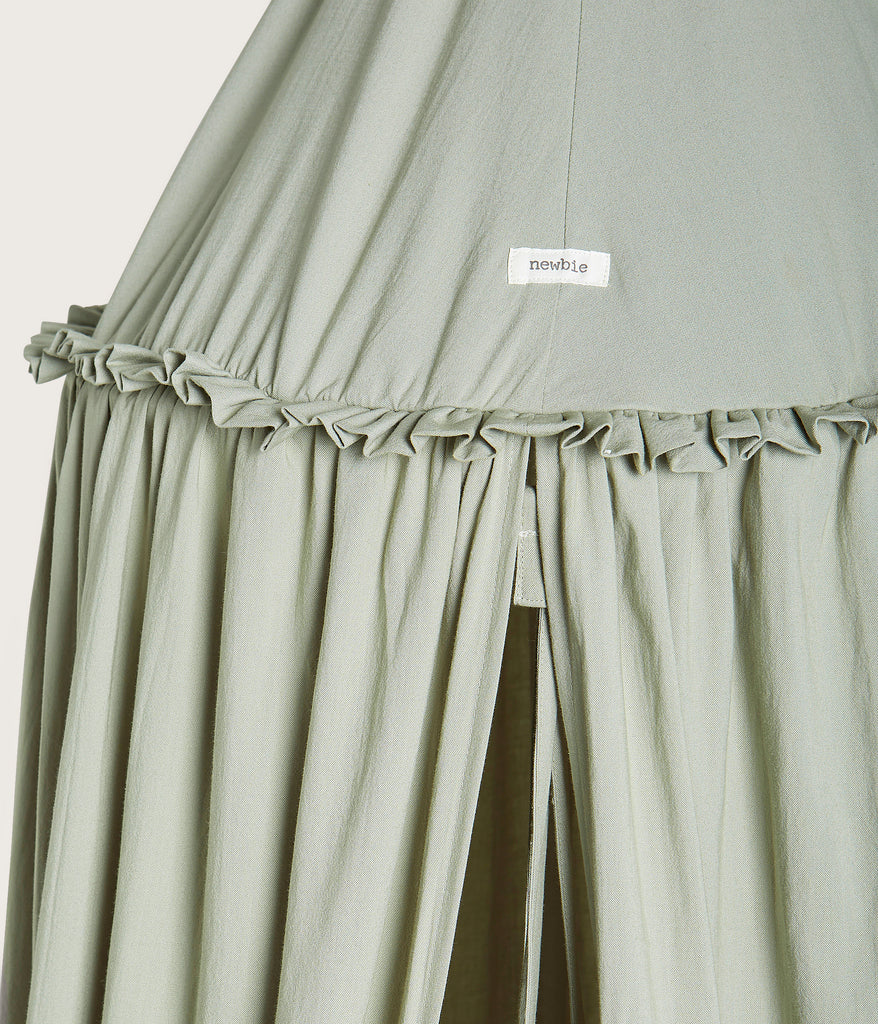 Green reading tent with pom-poms – Newbie