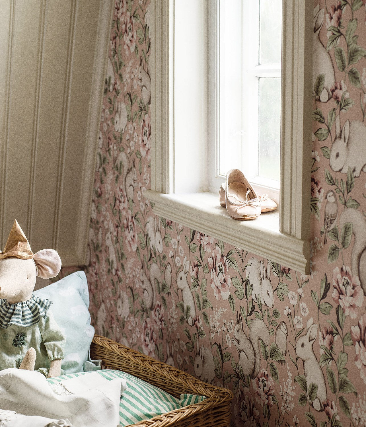 Magic Forest pink wallpaper – Newbie